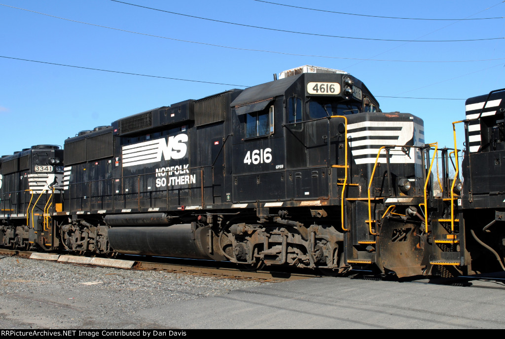 NS GP59 4616 trails on H76